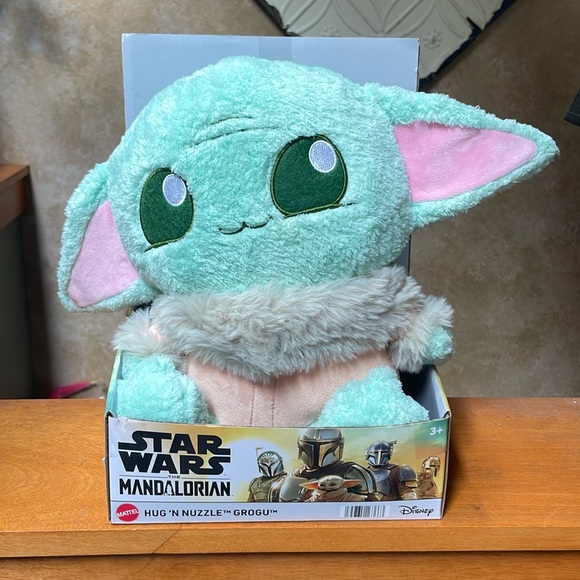 Star Wars | Toys | Disneys Star Wars Mandalorian Hug N Nuzzle Grogu By ...